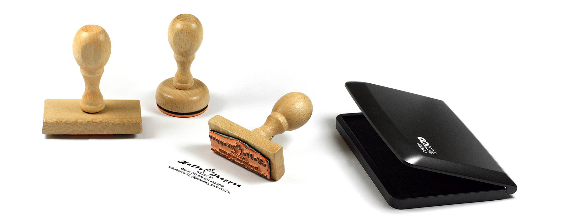 Tradisjonelle stempler i flott tre finish | Foldal Stempel og Skilt