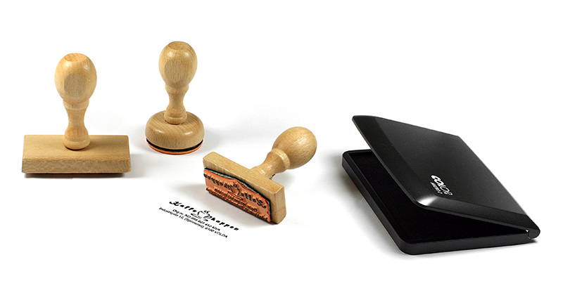 Tradisjonelle stempler i flott tre finish | Foldal Stempel og Skilt